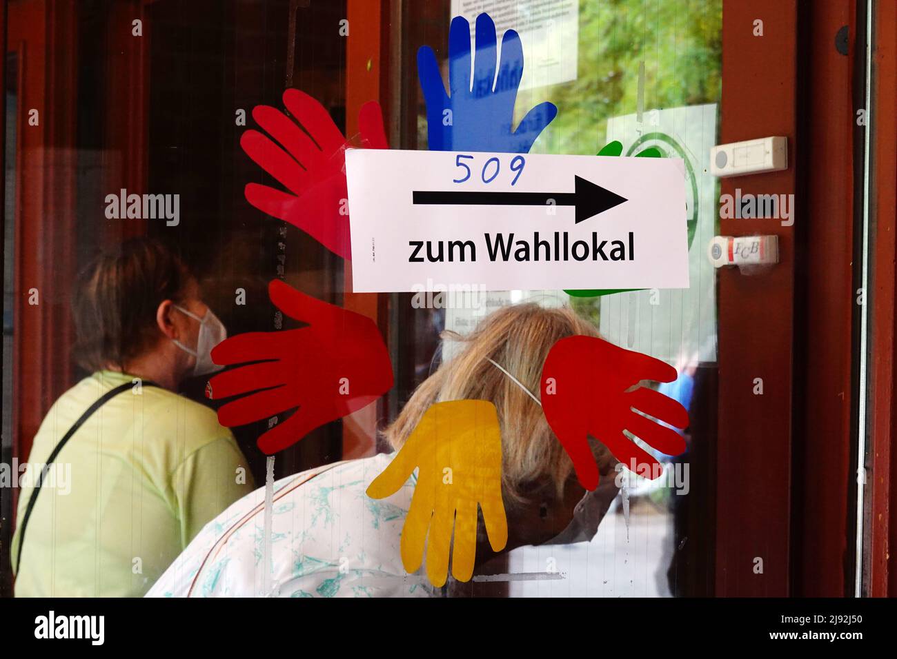 26.09.2021, Berlin, , Germany - Signposts to a polling station ...