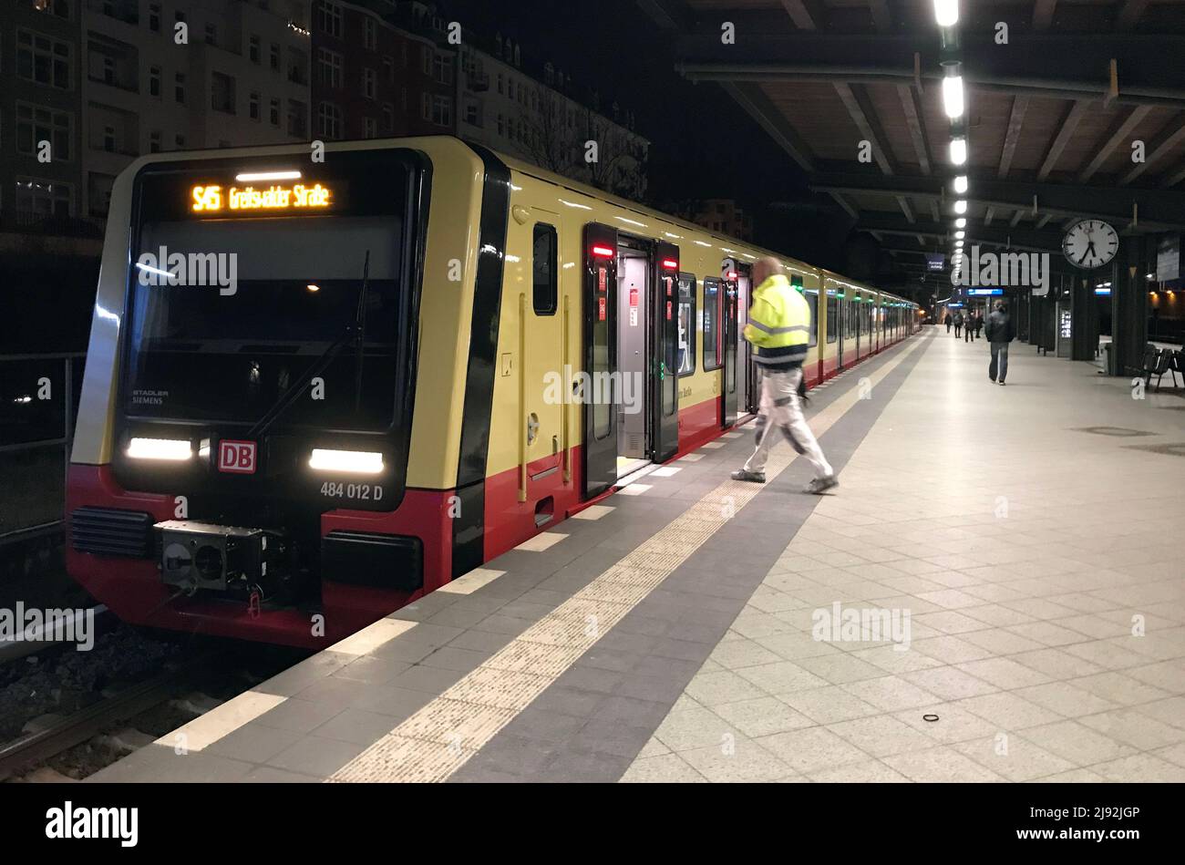 S bahn line 45 hi-res stock photography and images - Alamy