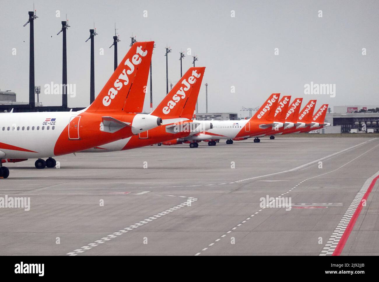 Planes parked easy jet hi-res stock photography and images - Alamy
