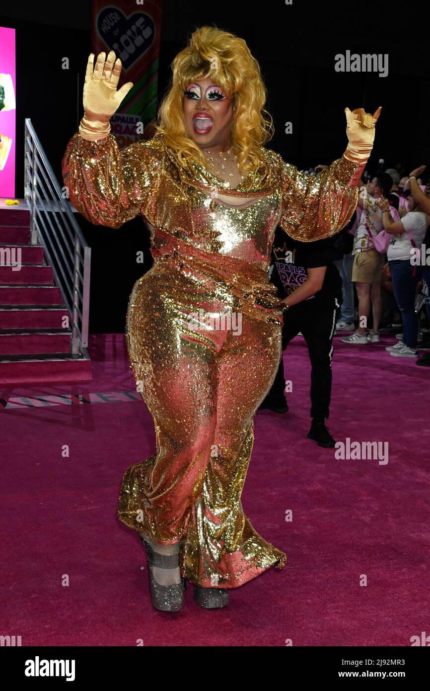 Drag queen maxi shield hi-res stock photography and images - Alamy