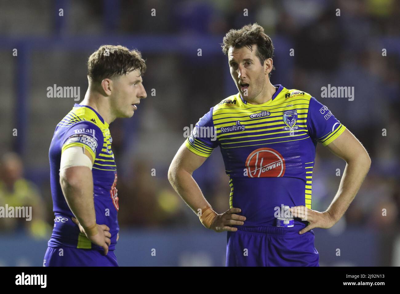 Stefan Ratchford (1) of Warrington Wolves speaks with team mates after ...