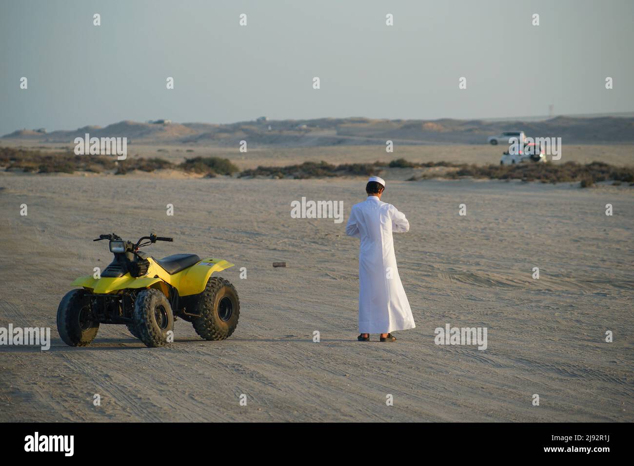 Arab man wearing traditional Arabic Dress - Dish Dash with Dunebuggy ...