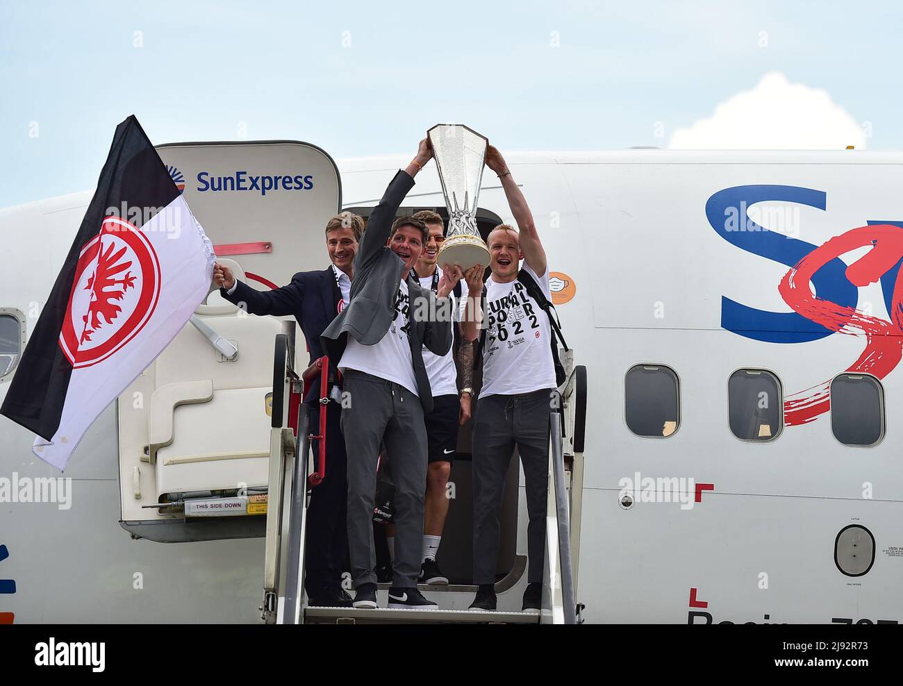 Frankfurt, Germany. 19th May, 2022. Head coach Oliver Glasner (front L ...