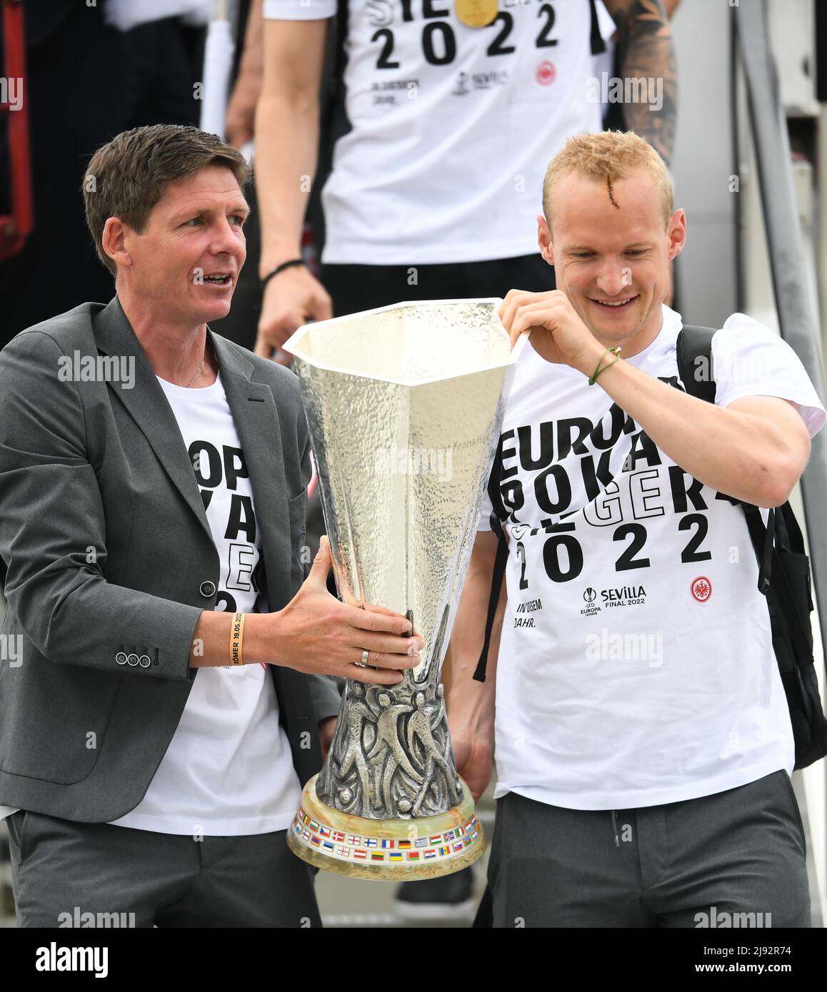 Frankfurt, Germany. 19th May, 2022. Head coach Oliver Glasner (L) and ...