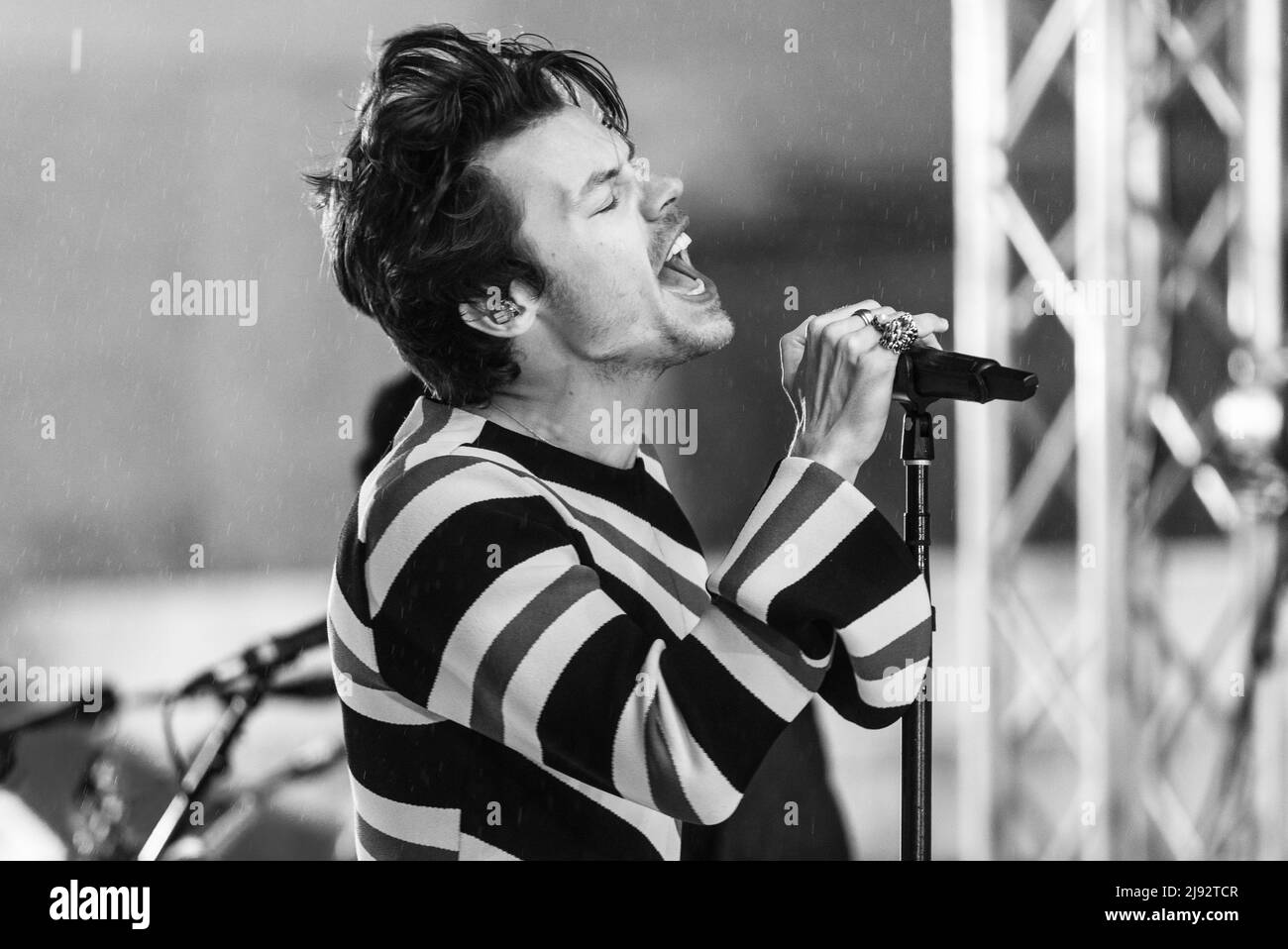 Harry styles concert Black and White Stock Photos & Images - Alamy