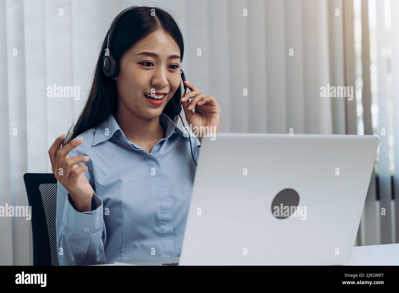 Call center staff are explaining the problem and giving advice to ...