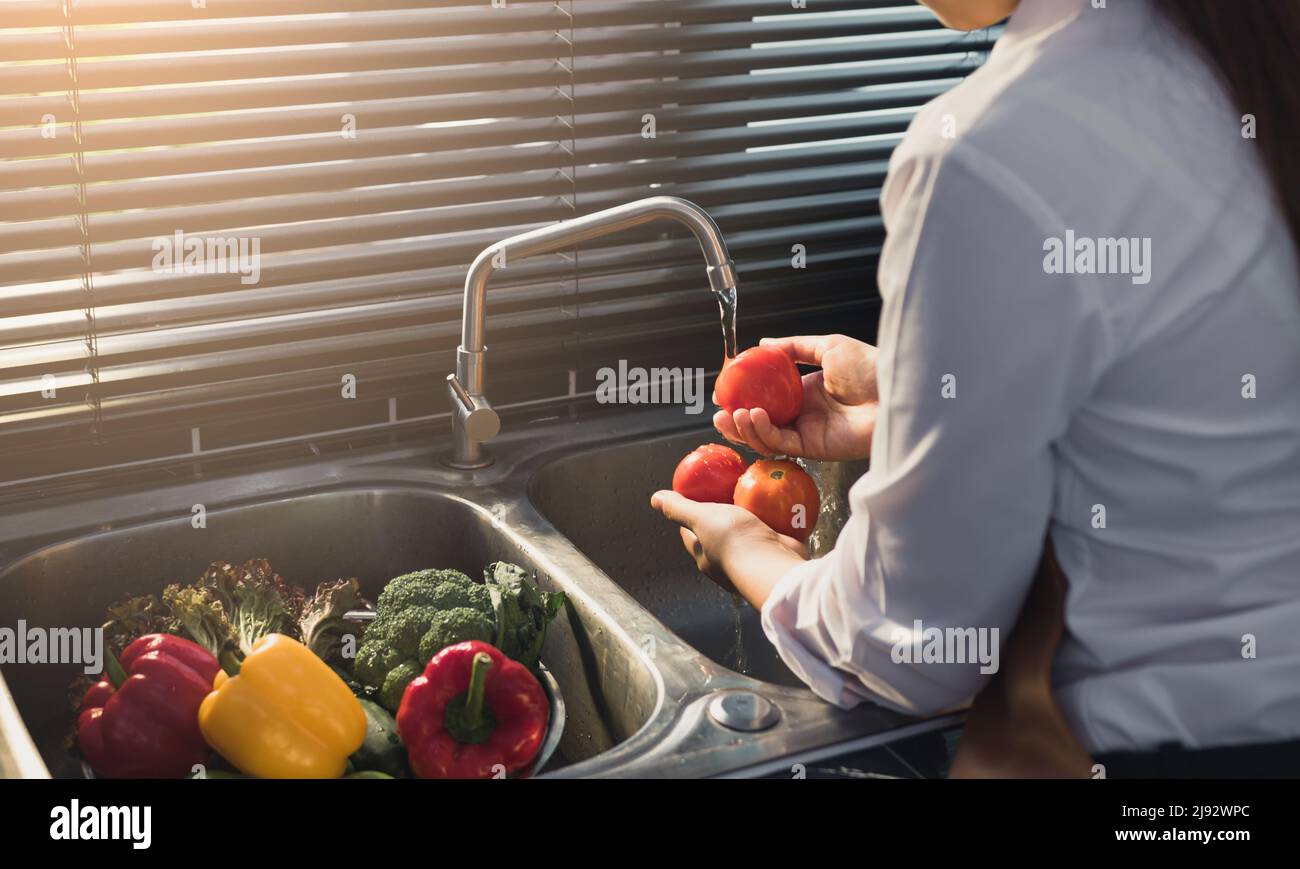 Asian girl wash vegetables hi-res stock photography and images - Alamy