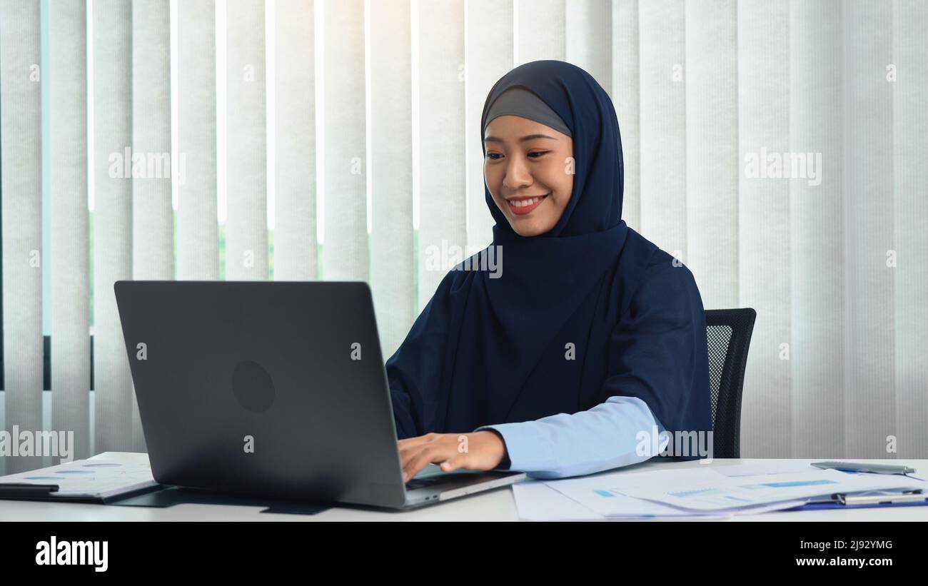 Learn computer, muslim hi-res stock photography and images - Alamy