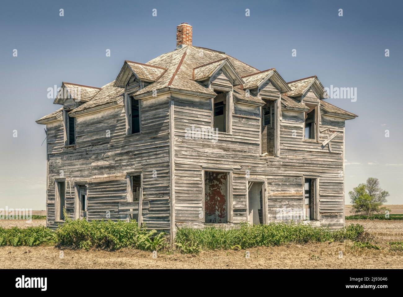 abandoned old house in rural Nebraska in the middle of a field Stock ...