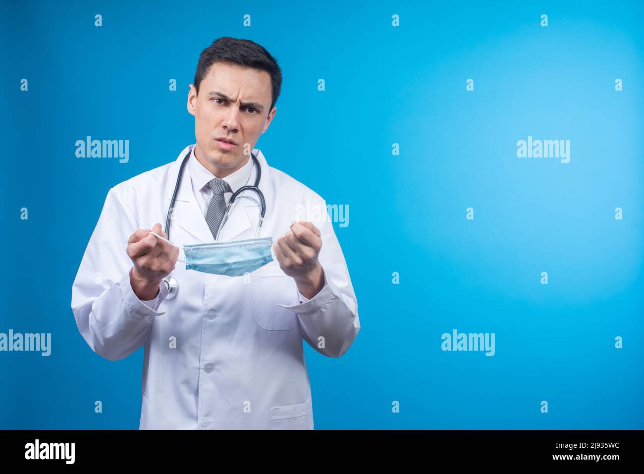 Male doctor put on mask hi-res stock photography and images - Alamy