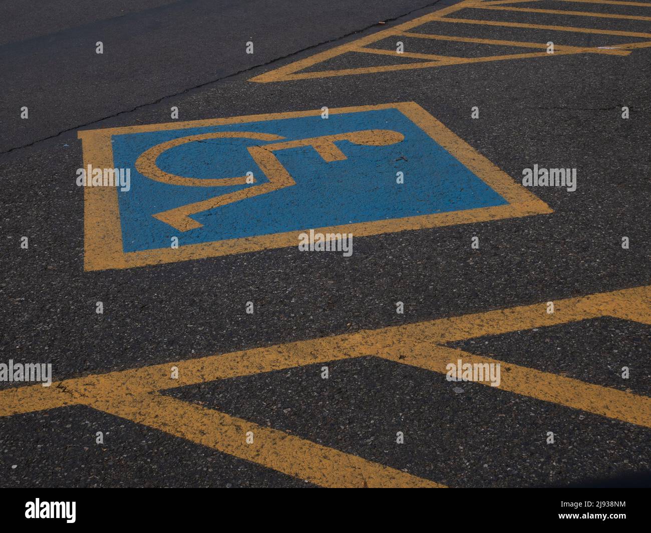 Handicapped parking signage Stock Photo - Alamy