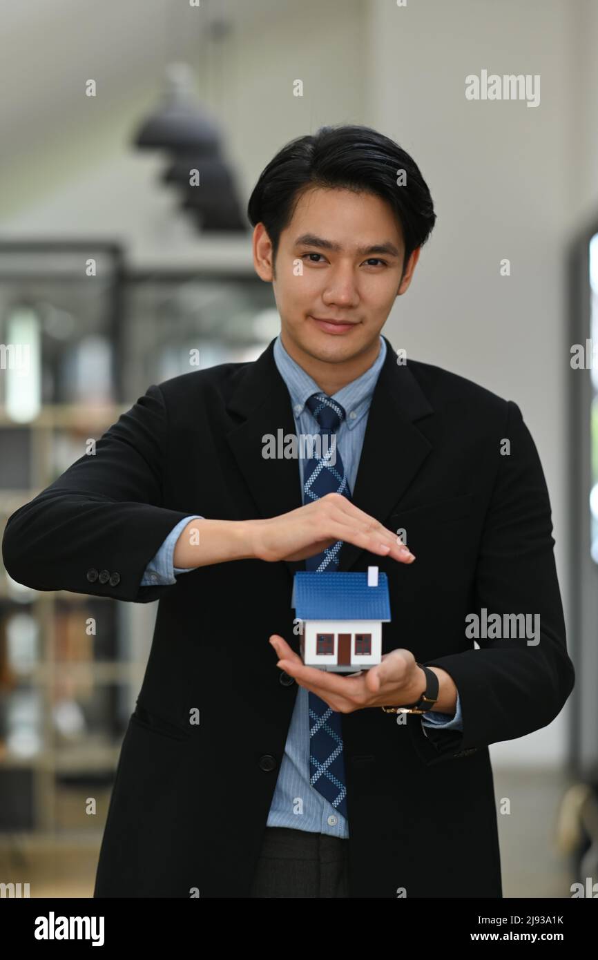 Real estate agent asian family hi-res stock photography and images - Alamy