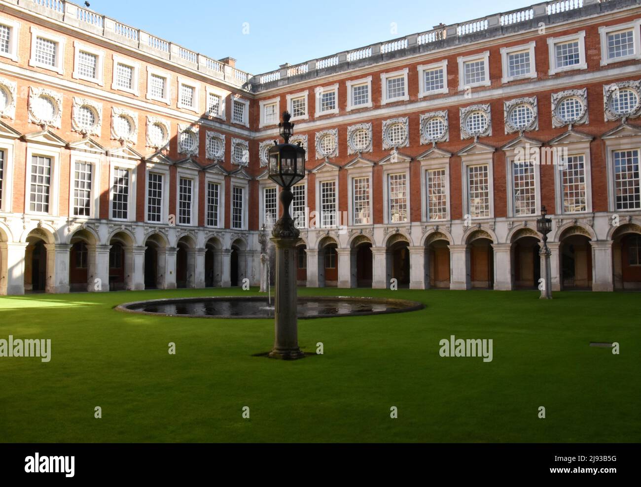 Inner Courtyard, Hampton Court Palace, Richmond, London, England Stock ...