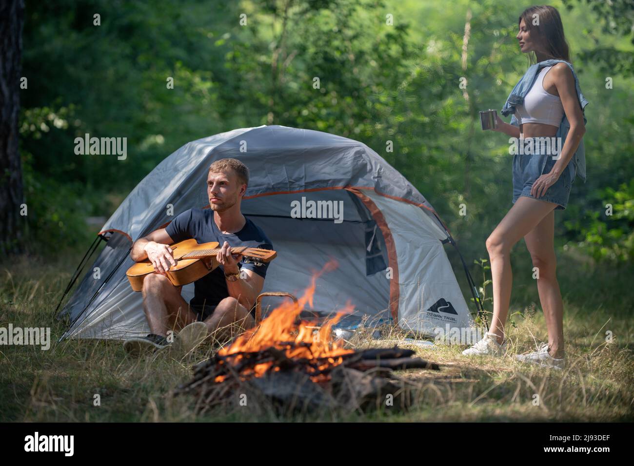 Young couples picnic bonfire hi-res stock photography and images - Alamy