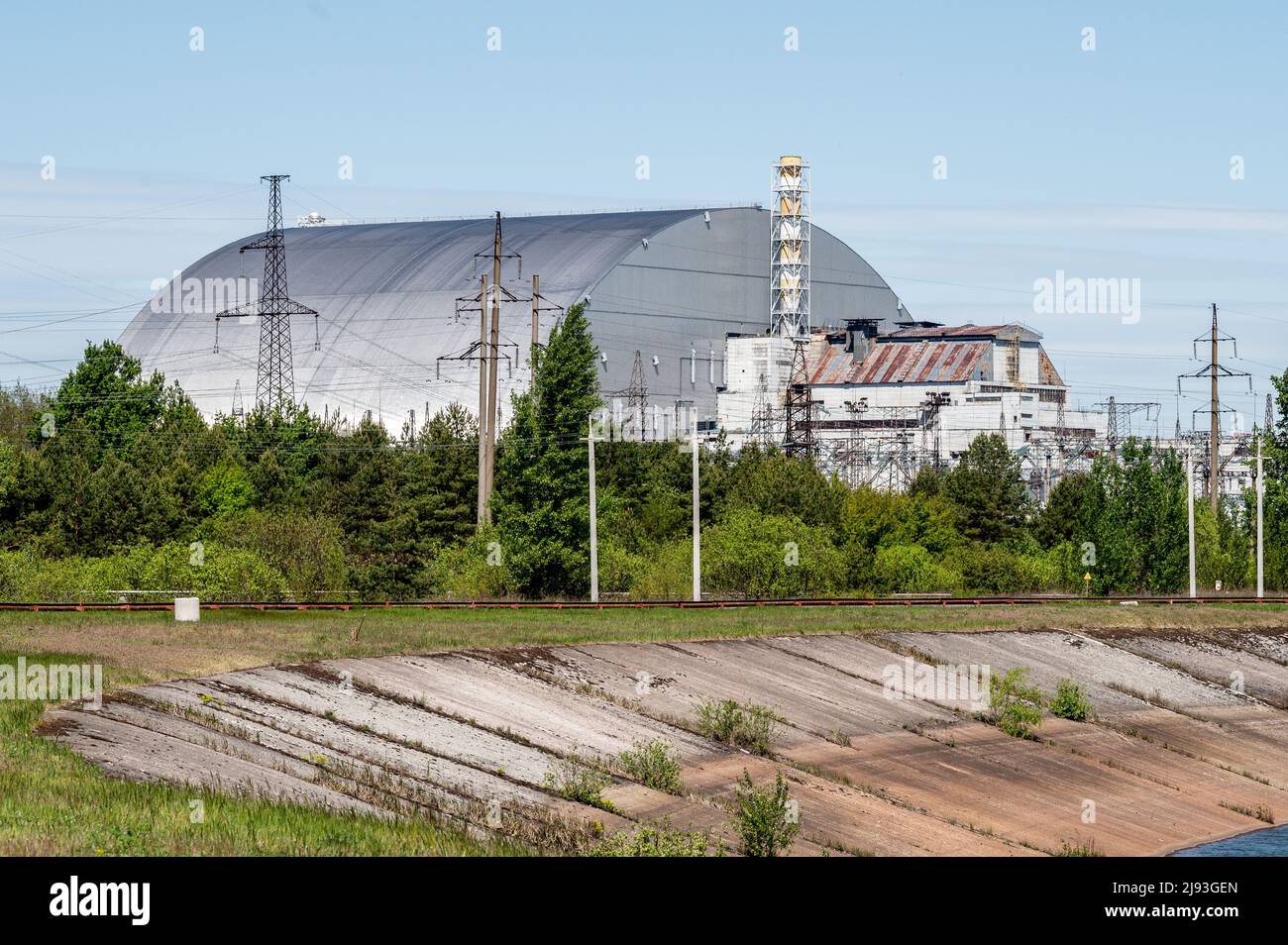 The sarcophagus over the nuclear reactor that melted down at Chernobyl ...