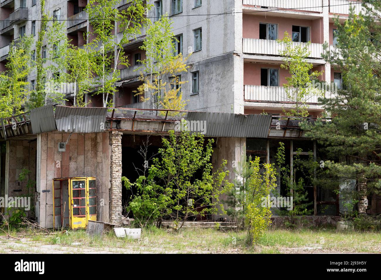 Prypiat, Kyiv Oblast, Ukraine. 19th May, 2022. Abandoned building in ...