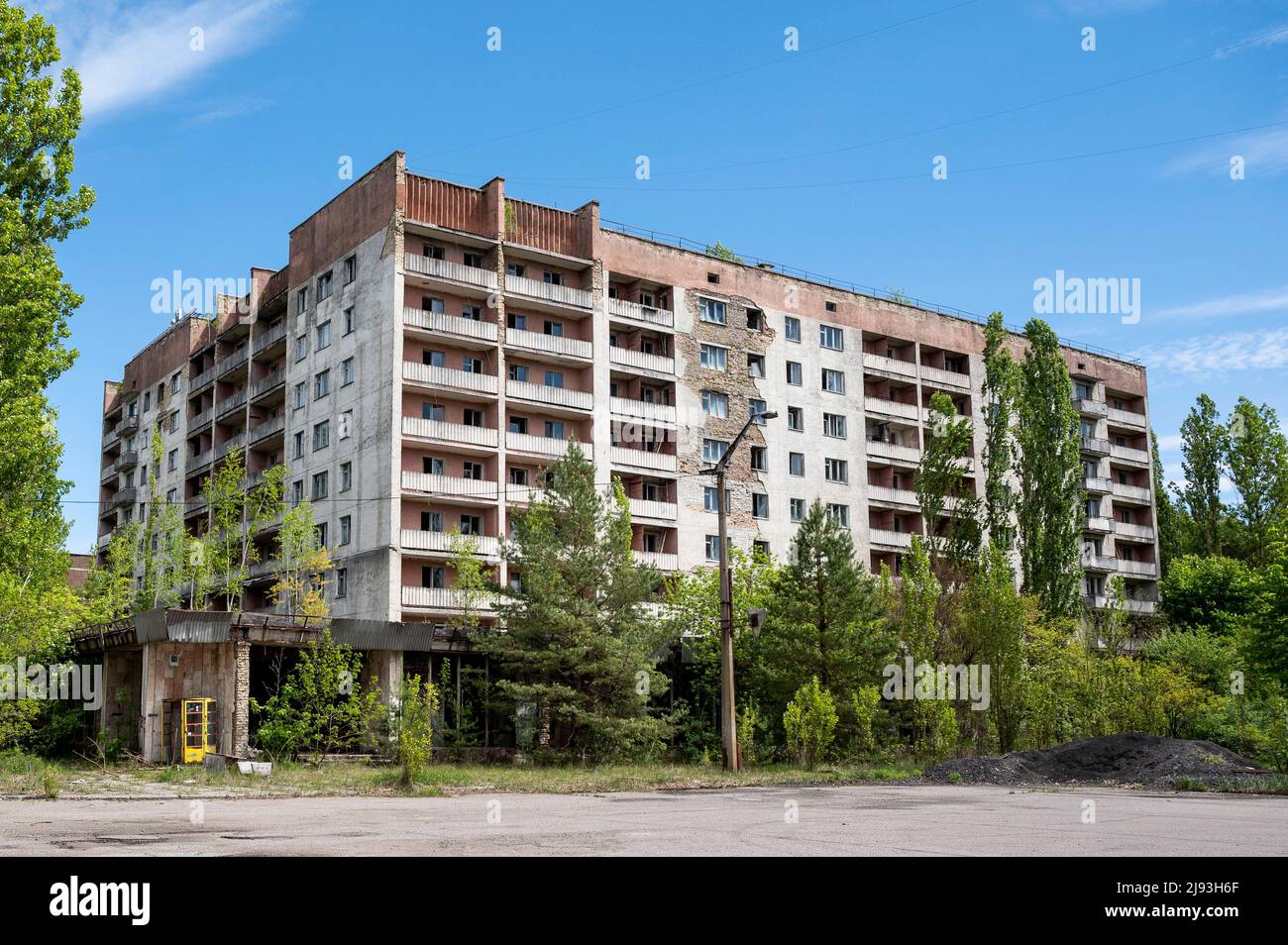Prypiat, Kyiv Oblast, Ukraine. 19th May, 2022. Abandoned building in ...