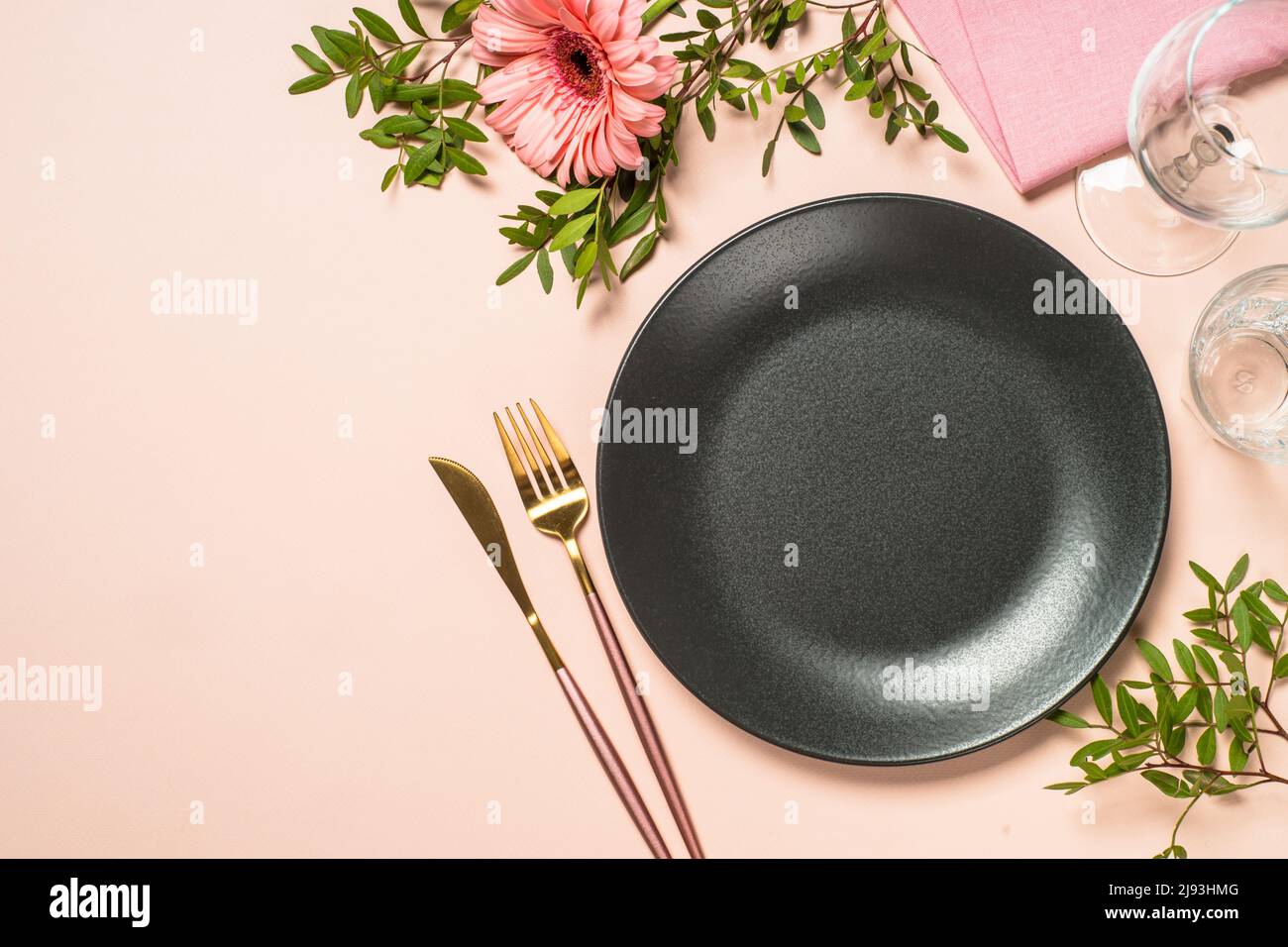 Table setting with plate and flowers top view Stock Photo - Alamy