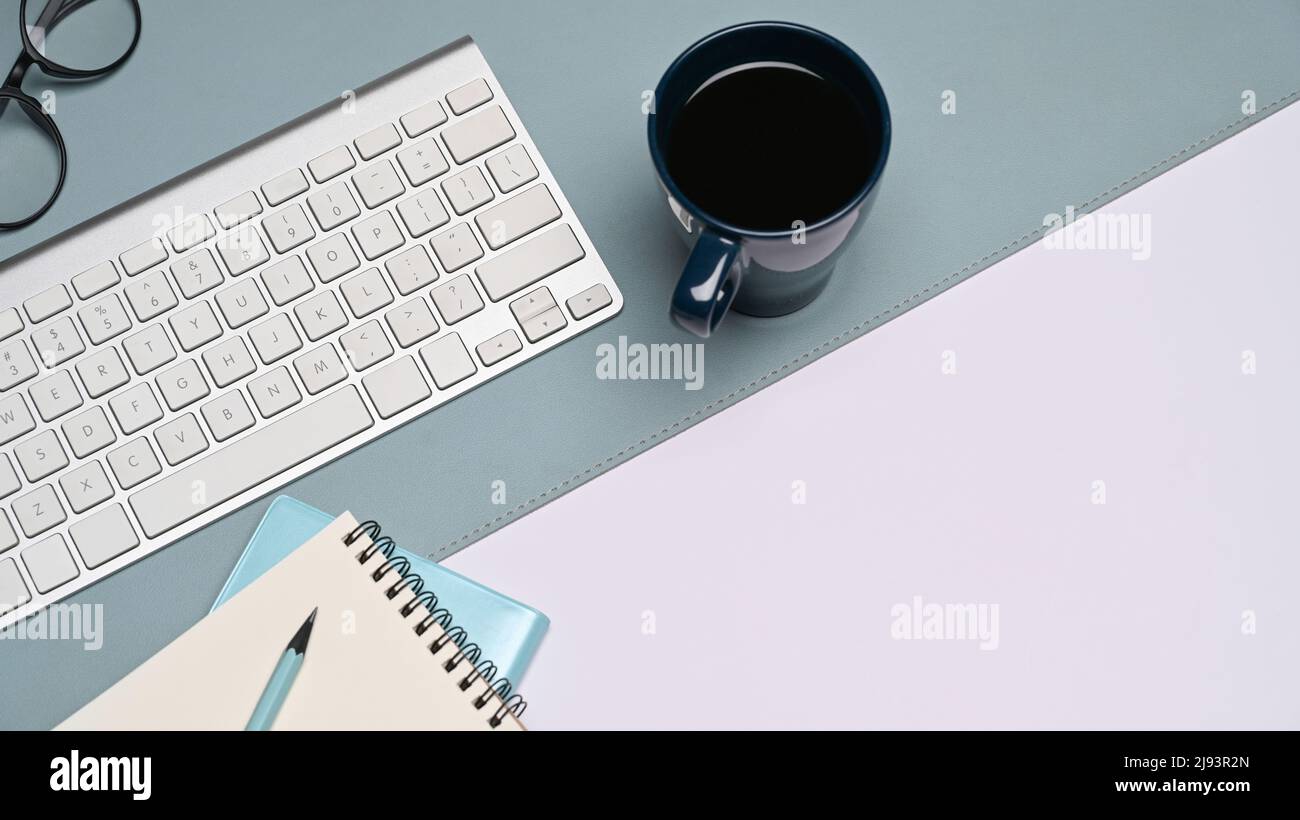 Flat lay wireless keyboard, coffee cup and notepad on office desk Stock ...
