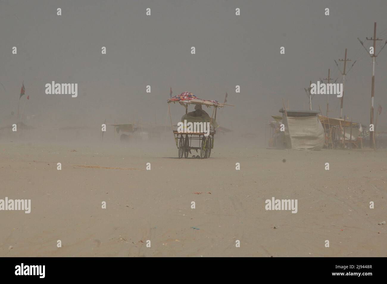 Prayagraj, India. 20/05/2022, A street vendor take shelter on his cart ...