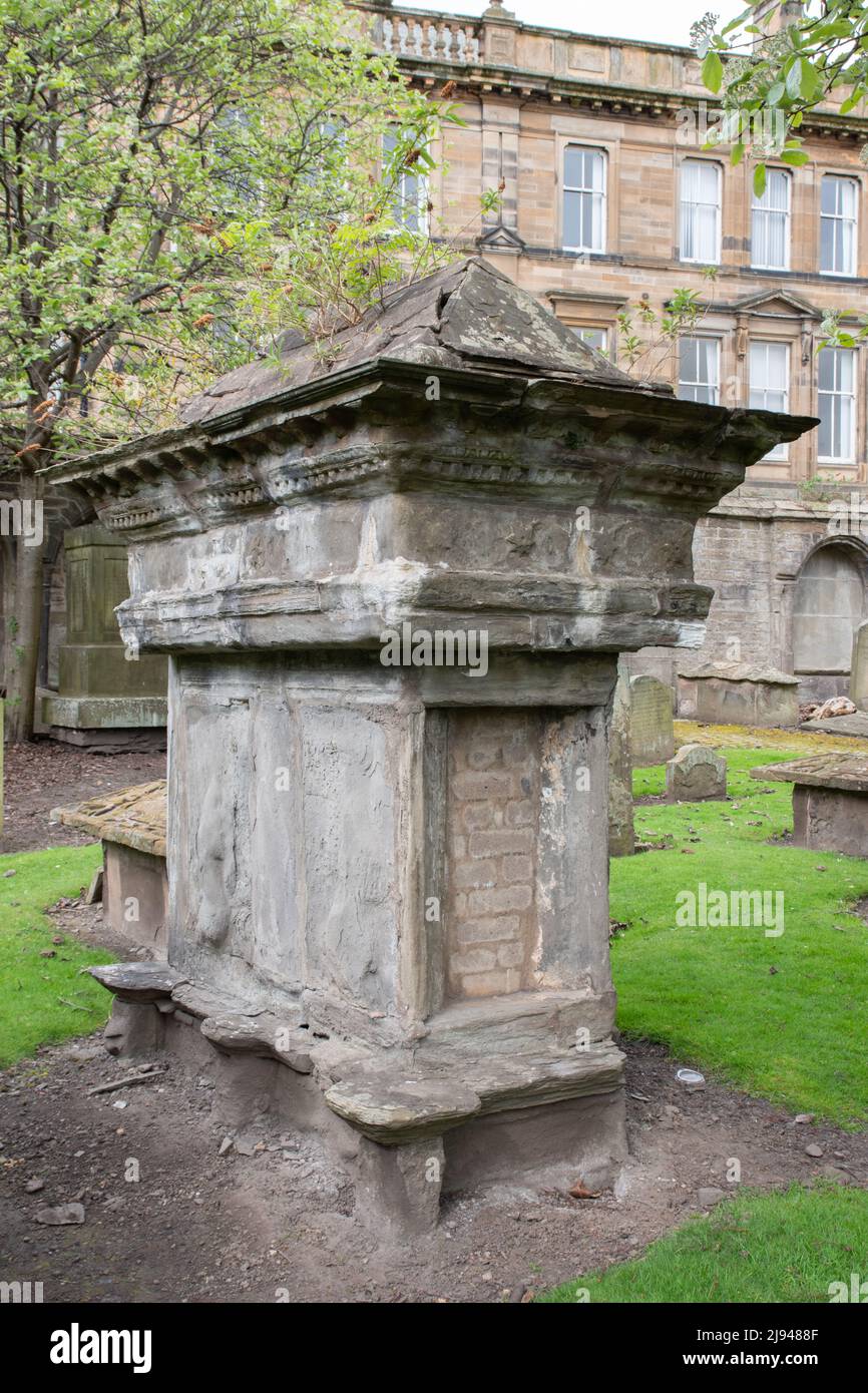 Tomb in the Howff Dundee Stock Photo - Alamy