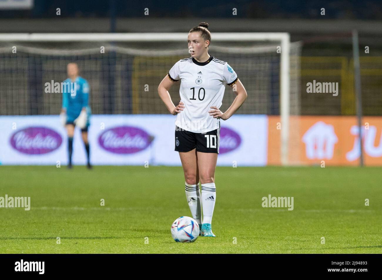 Zenica, Bosnia and Herzegovina, 15th May 2022. Alara Sehitler of Germany prepares to perform a ...