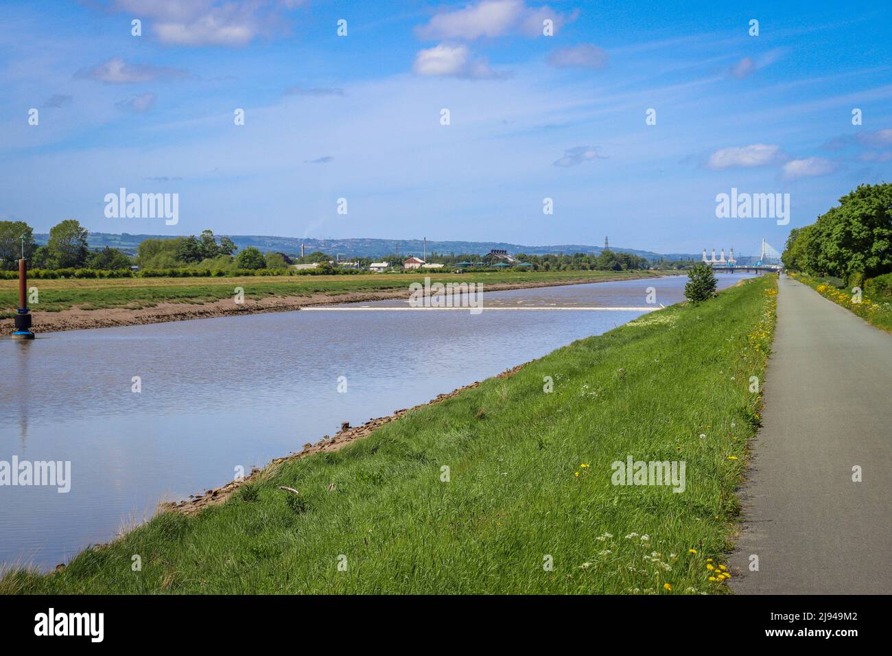 Tide coming in on the River Dee, Deeside, North Wales Stock Photo - Alamy