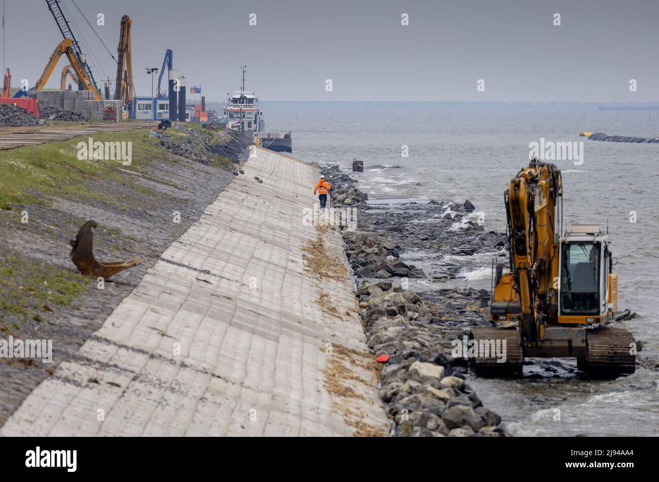 2022-05-20 12:57:36 BREEZANDDIJK - Work on the Afsluitdijk. The large ...
