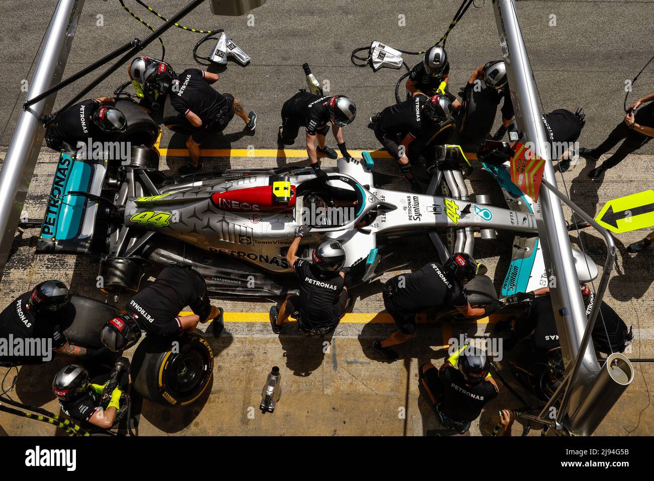 Mercedes f1 pit stop 2022 hi-res stock photography and images - Alamy