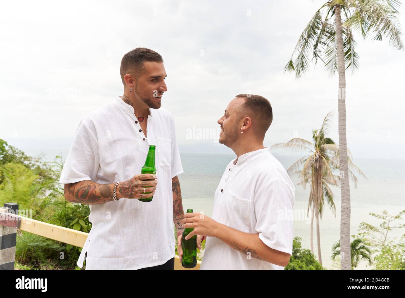 Two men drinking beer together hi-res stock photography and images - Alamy