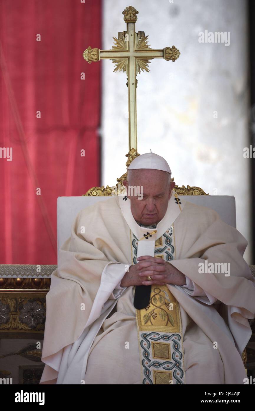 Pope Francis names ten new saints during a canonization mass in St ...