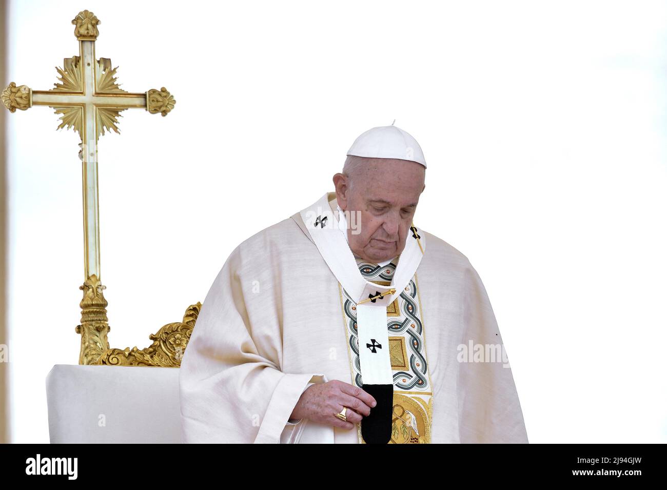 Pope Francis names ten new saints during a canonization mass in St ...