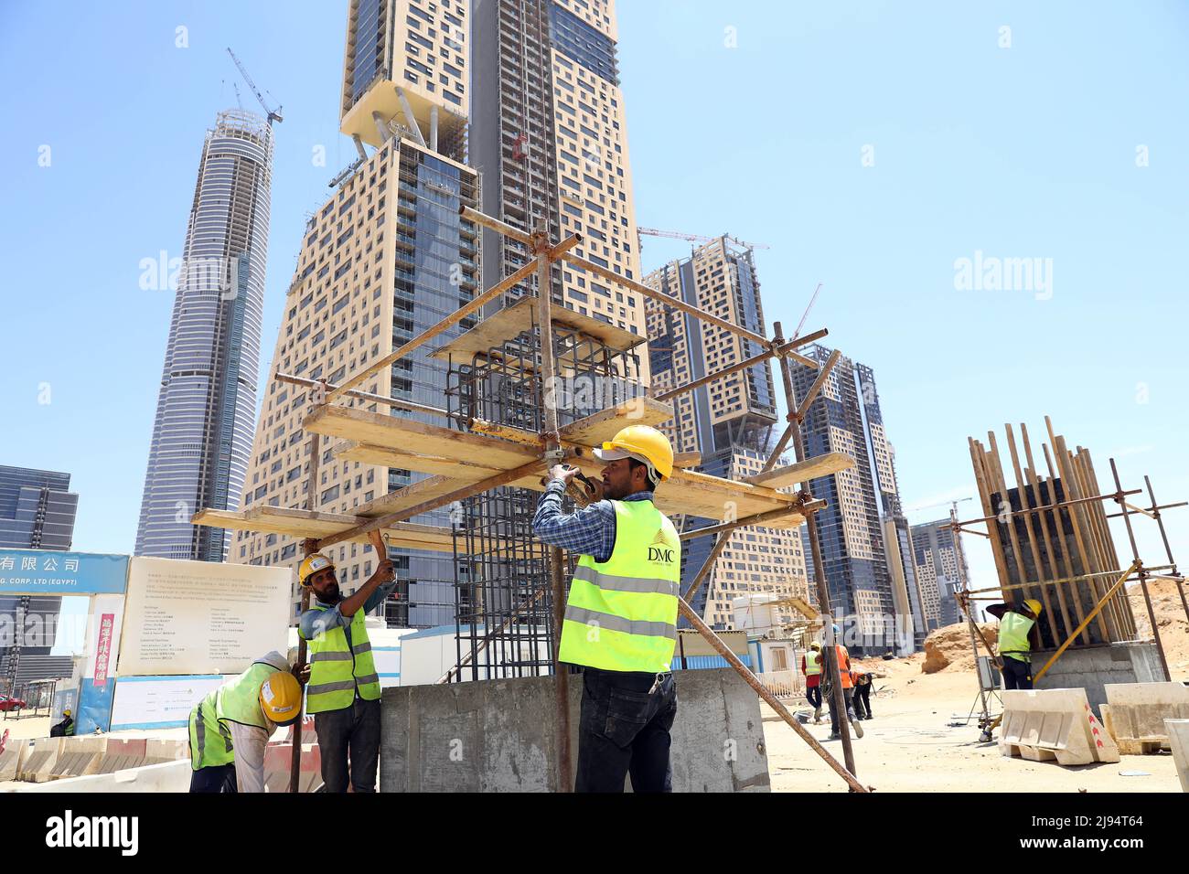(220520) -- CAIRO, May 20, 2022 (Xinhua) -- Workers work at a ...