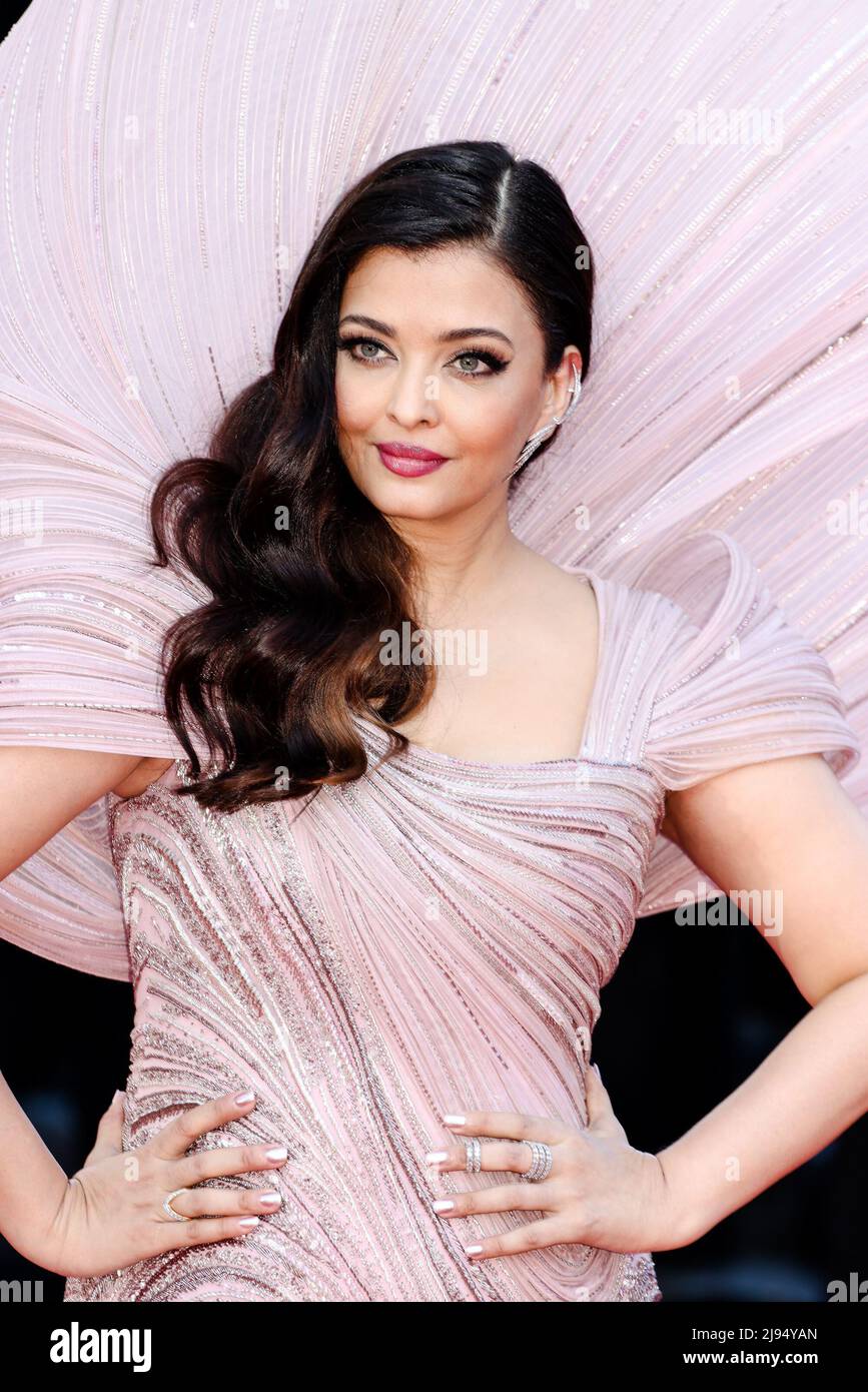 CANNES - MAY 19: Aishwarya Rai Bachchan arrives to the premiere of ...