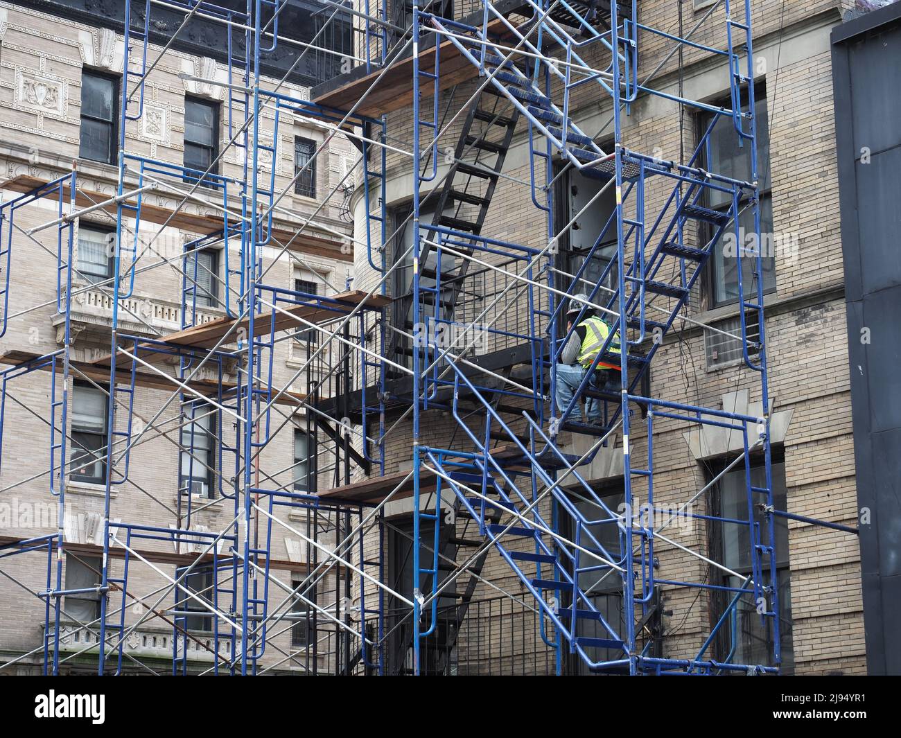 Worker sitting scaffolding hi-res stock photography and images - Alamy