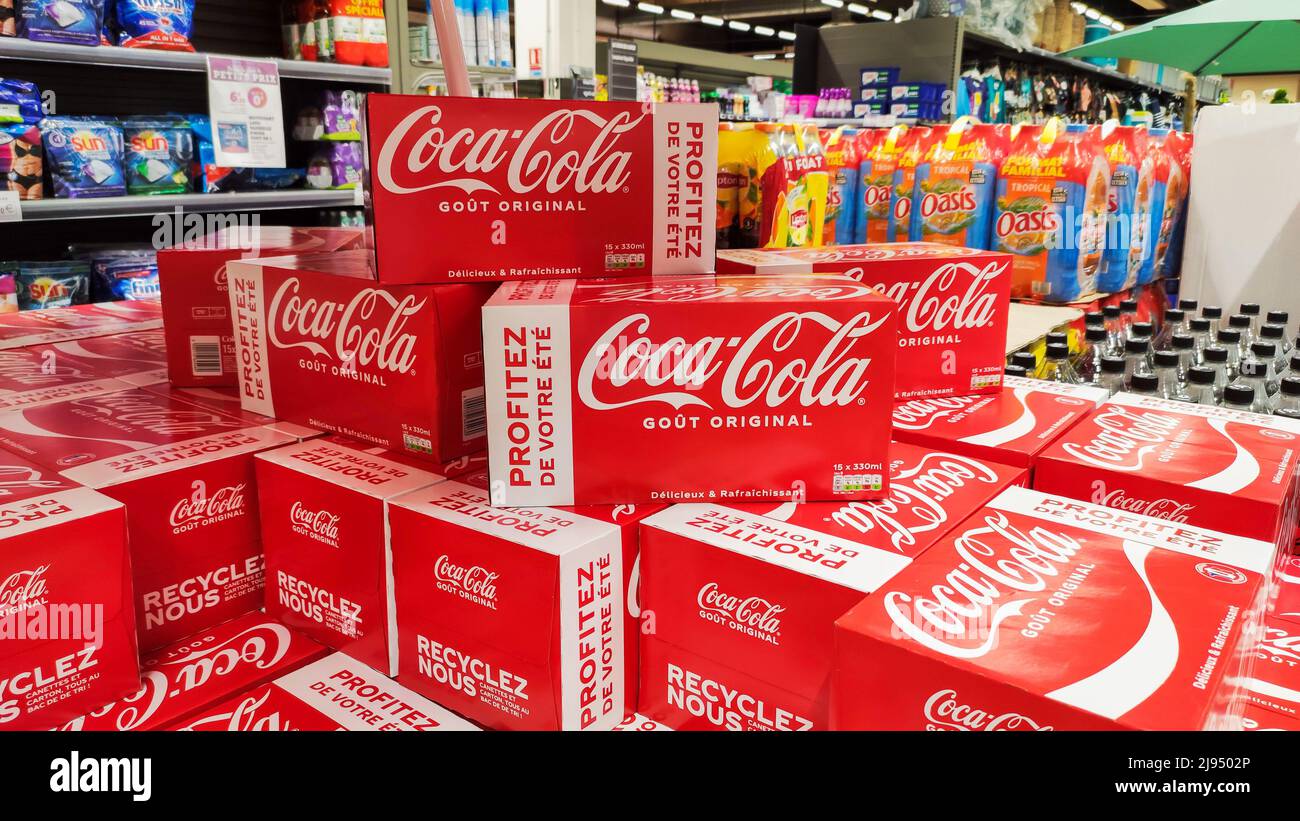 coca cola can cardboard box display Stock Photo - Alamy