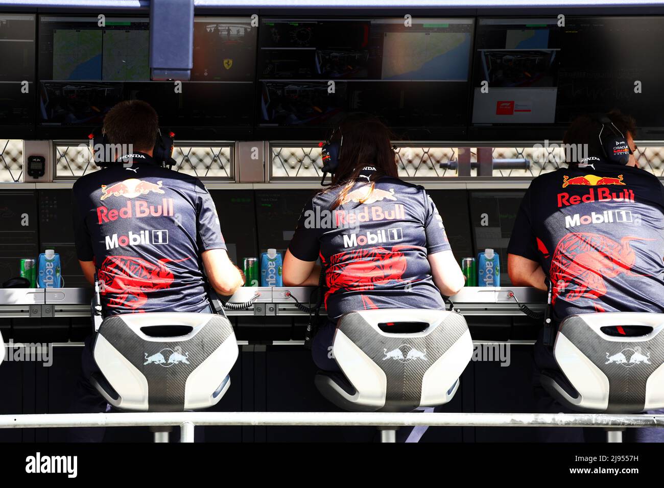 Red bull racing pit gantry hi-res stock photography and images - Alamy