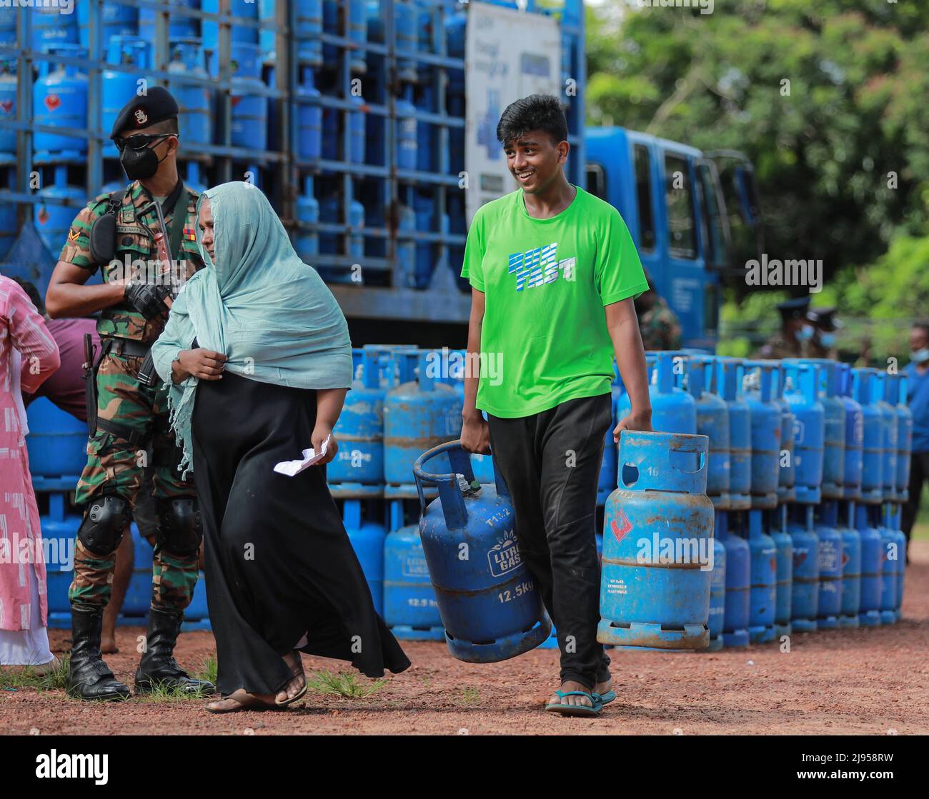 Sri Lanka. 20th May, 2022. People queue to buy liquefied petroleum gas ...
