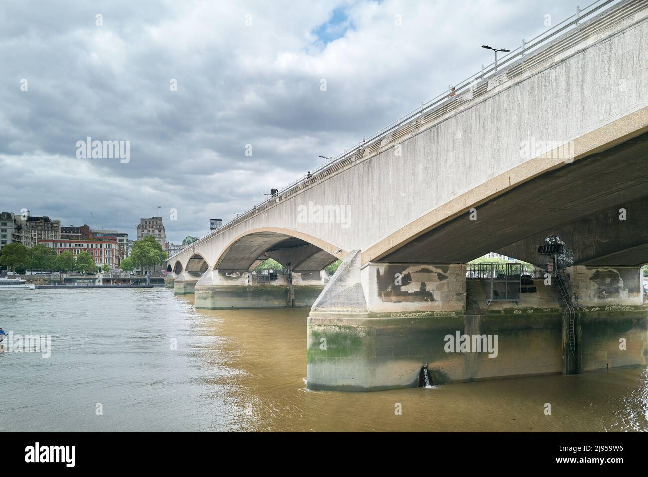 Waterloo bridge over the river thames, London, England Stock Photo - Alamy