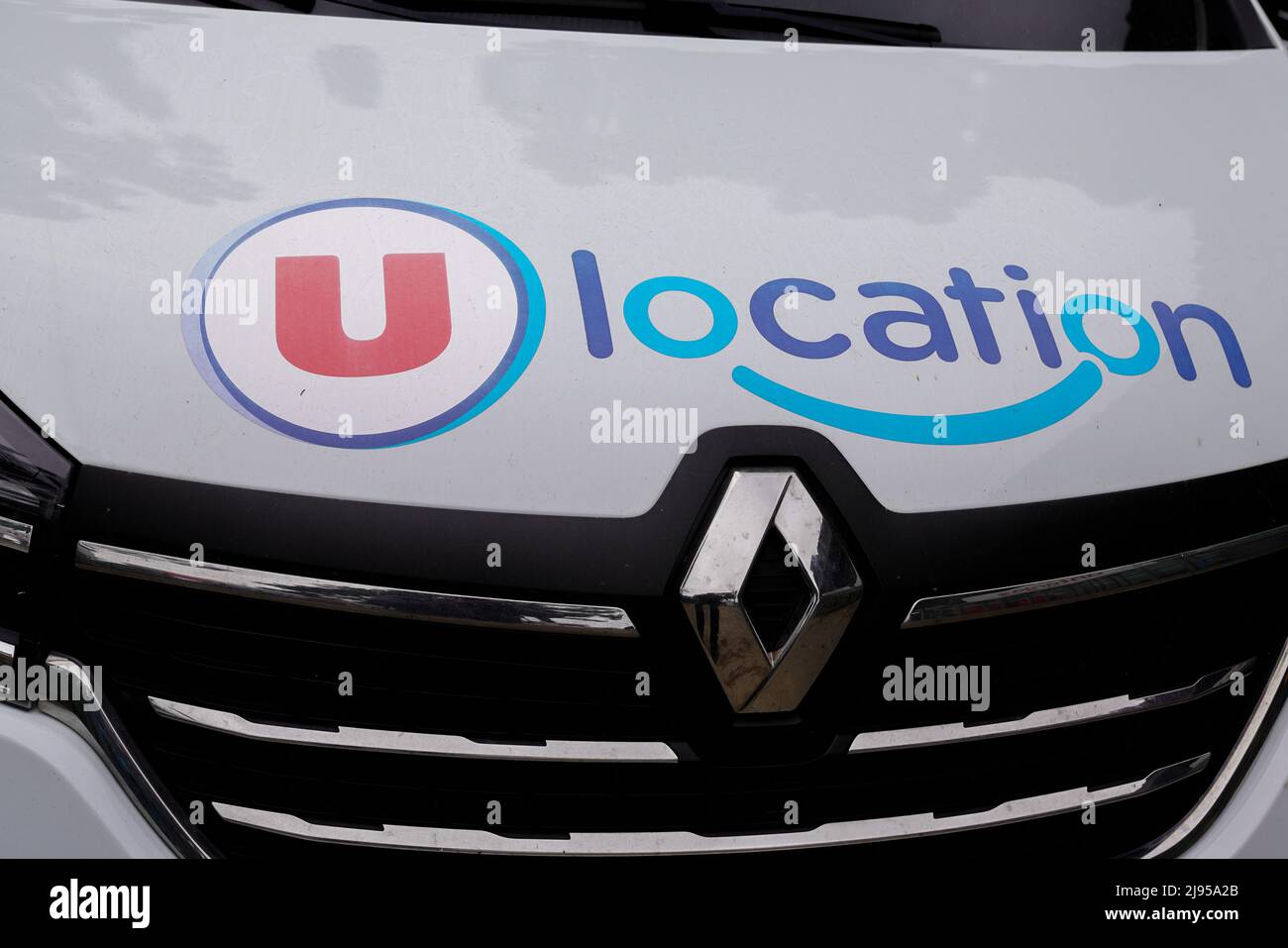 Bordeaux , Aquitaine France - 05 08 2022 : super u location sign logo ...