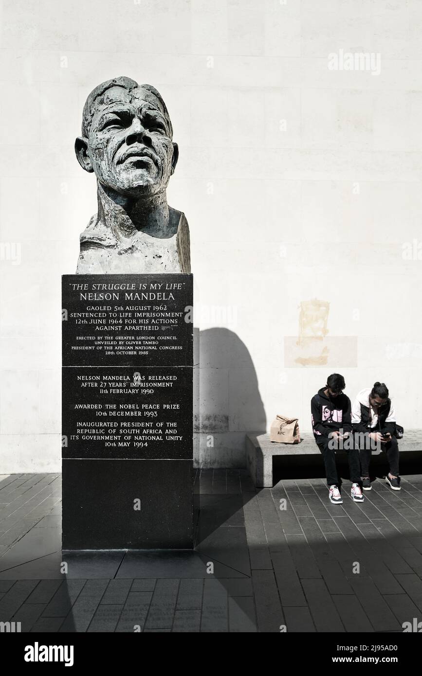 Sculpture of Nelson Mandela outside the Royal Festival Hall, South Bank ...