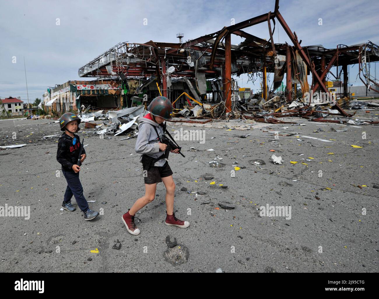 Stoyanka, Ukraine. 19th May, 2022. Ukrainian children play territorial ...