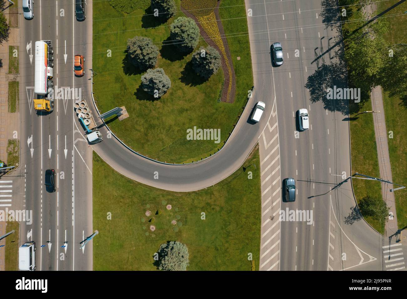 Directly above view of road with traffic, road infrastructure ...