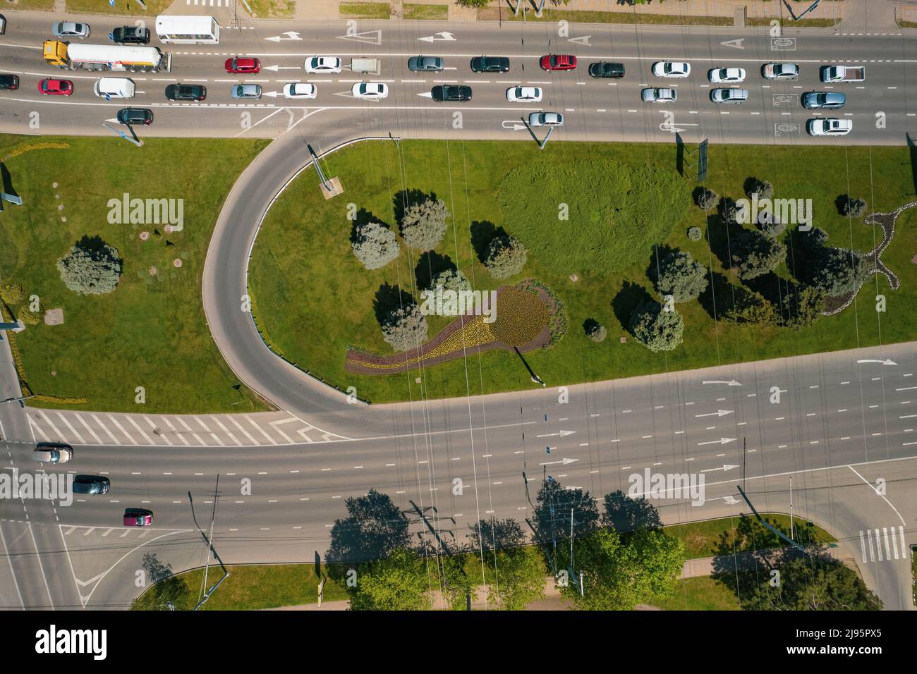 Directly above view of road with traffic, road infrastructure ...