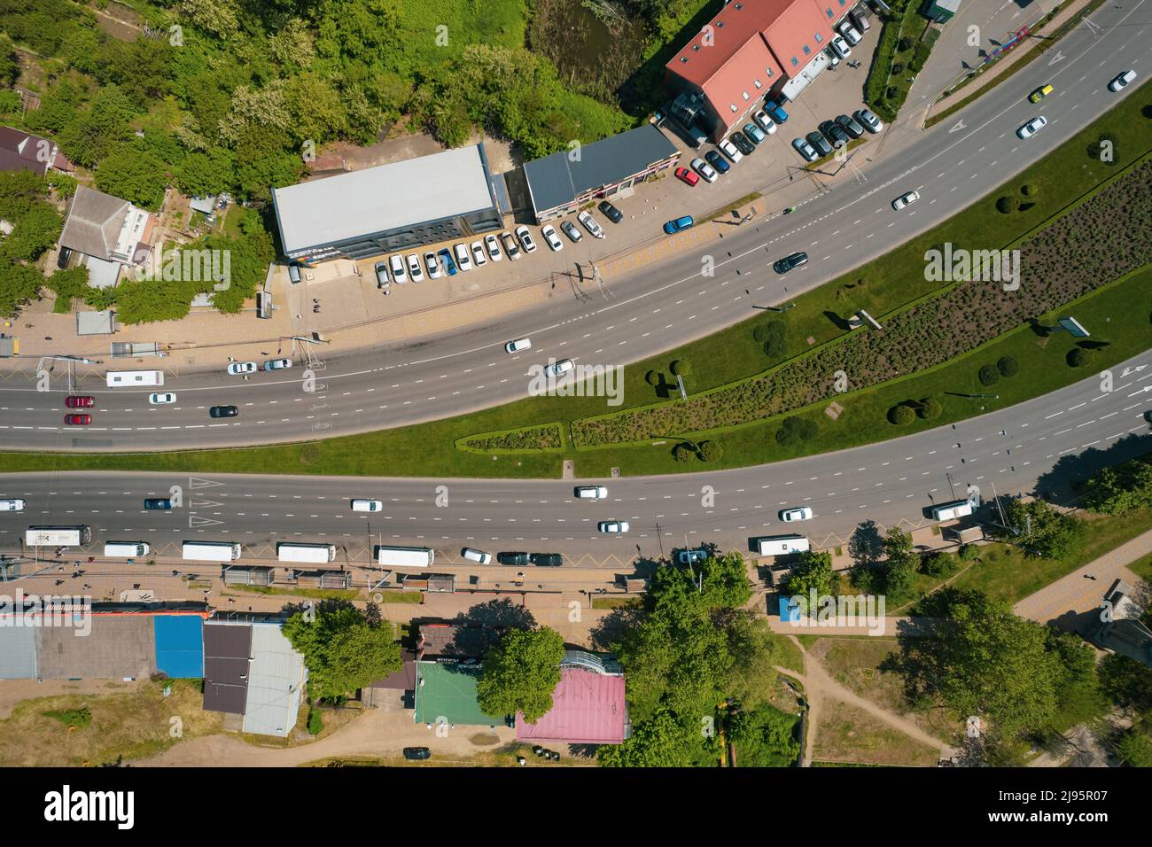 Directly above view of road with traffic, road infrastructure ...