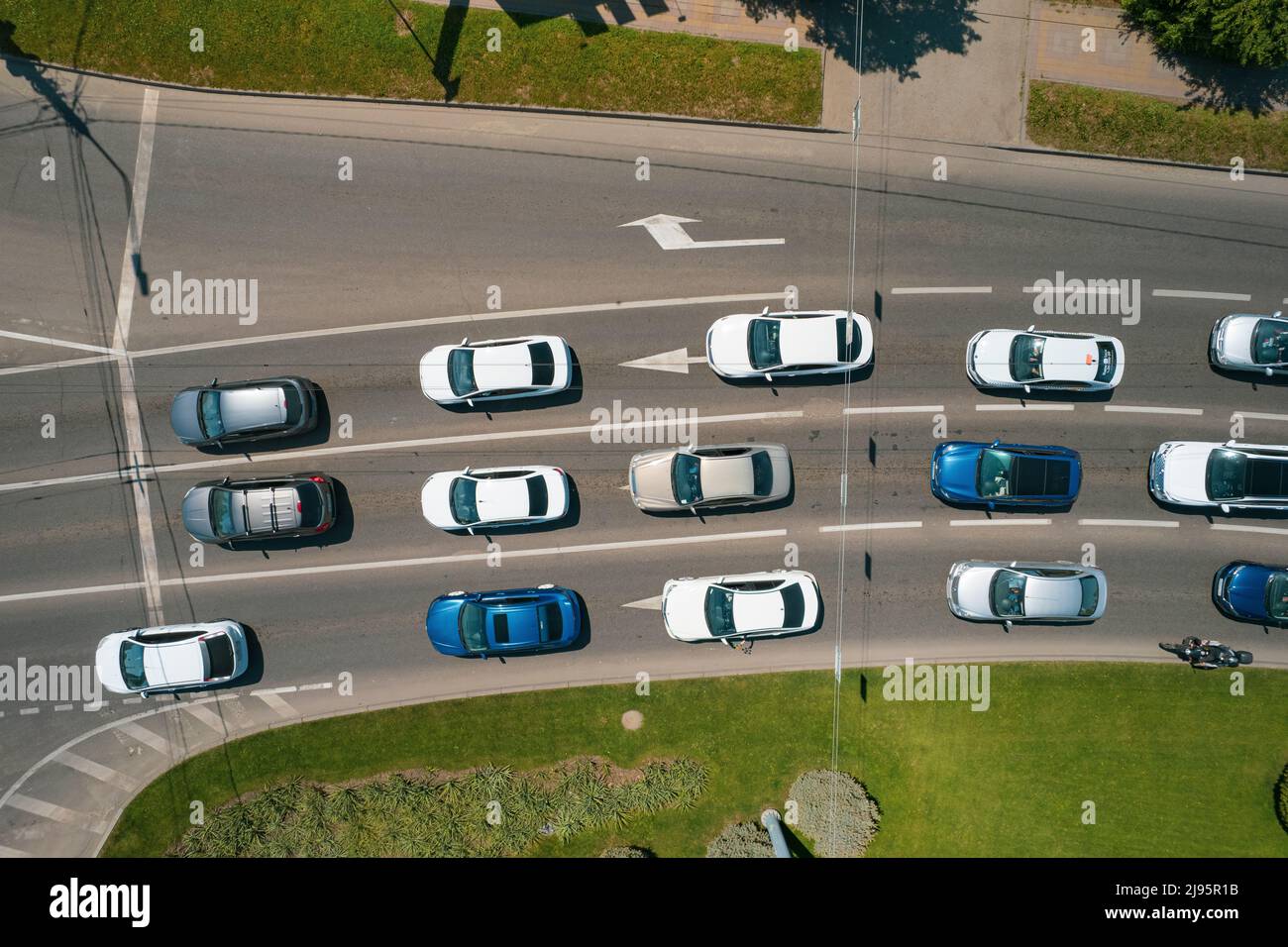 Directly above view of road with traffic, road infrastructure ...