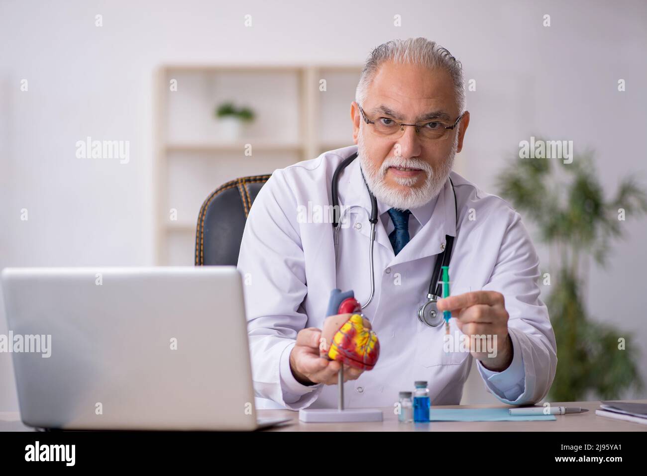 Coronary vaccination hi-res stock photography and images - Alamy