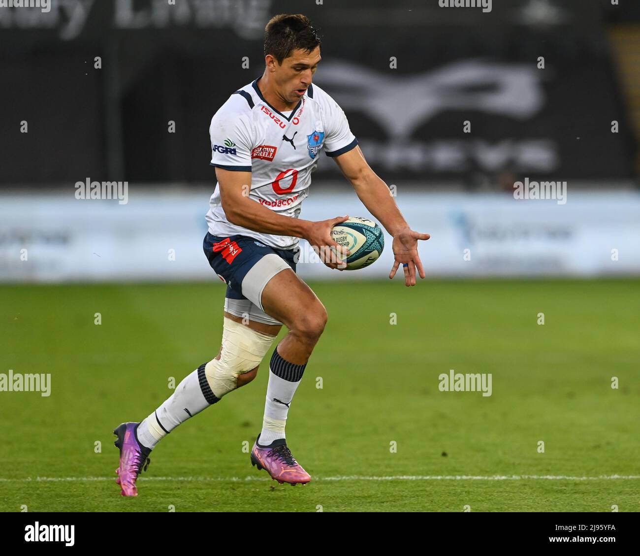 Harold Vorster of Vodacom Bulls makes a break Stock Photo - Alamy