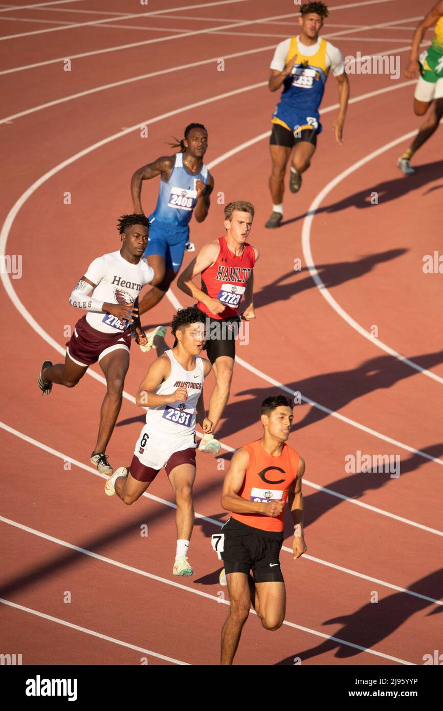 Austin Texas USA, May 13, 2022: First curve start of the boys 400 ...