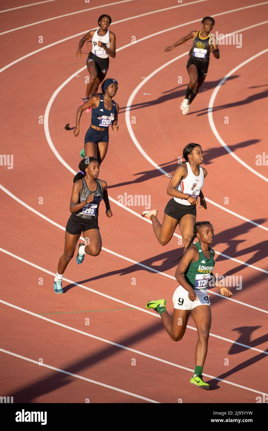 Austin Texas USA, May 13 2022: First curve start of the girls 400 ...